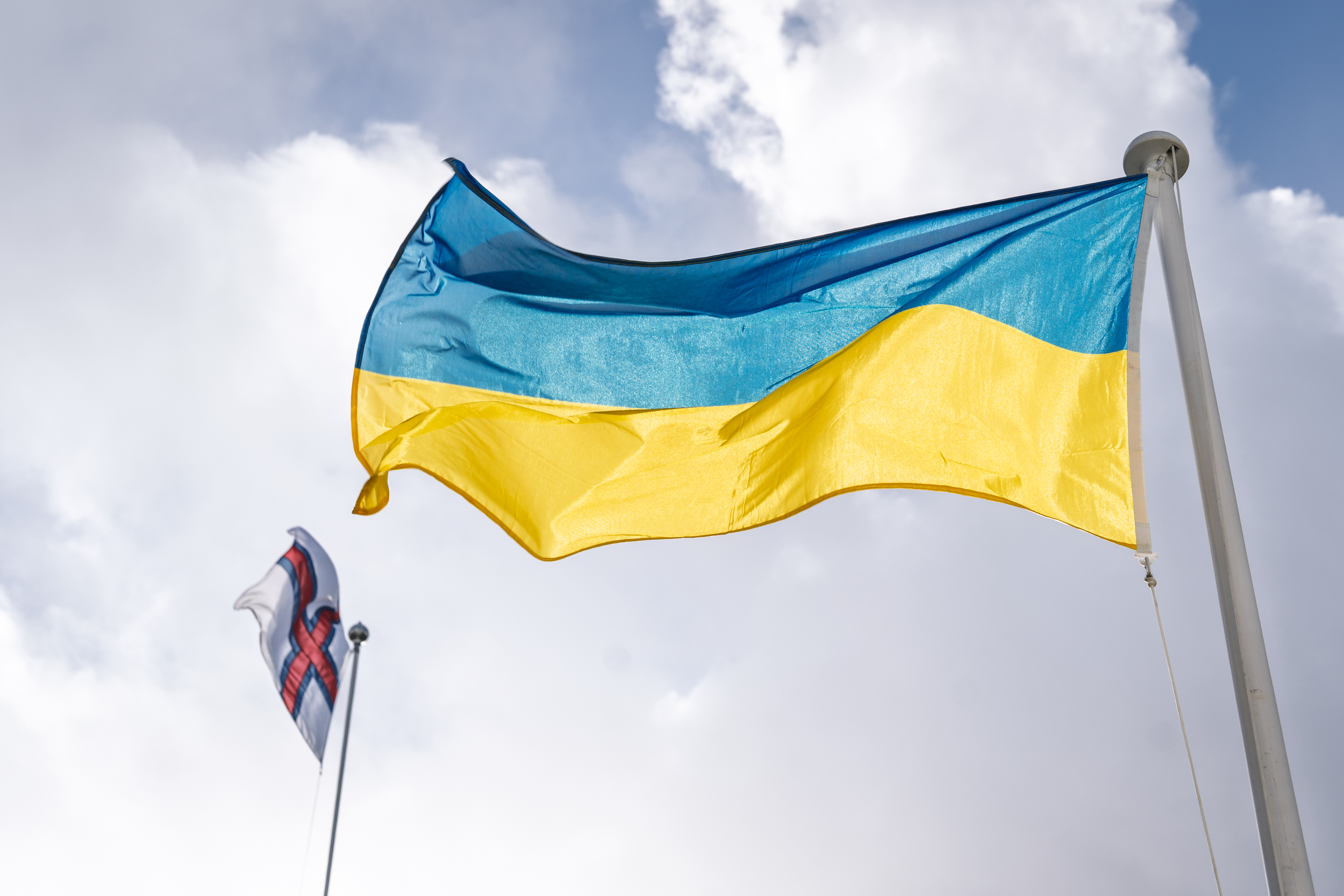 Merkið og ukrainska flaggið veittra uttan fyri tinghúsið | Kringvarp Føroya