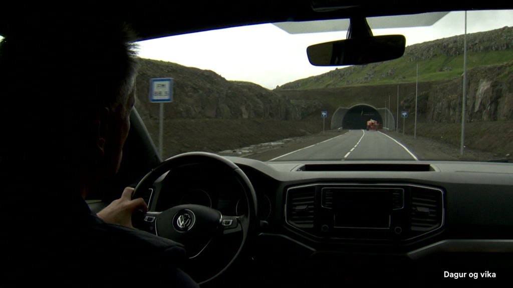 Túrur gjøgnum Havnarvegin og Húsareynsbergholið | Kringvarp Føroya