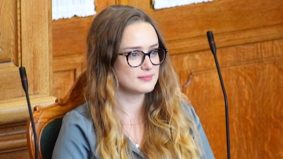 Aki Matilda Høegh-Dam fer úr Siumut | Kringvarp Føroya