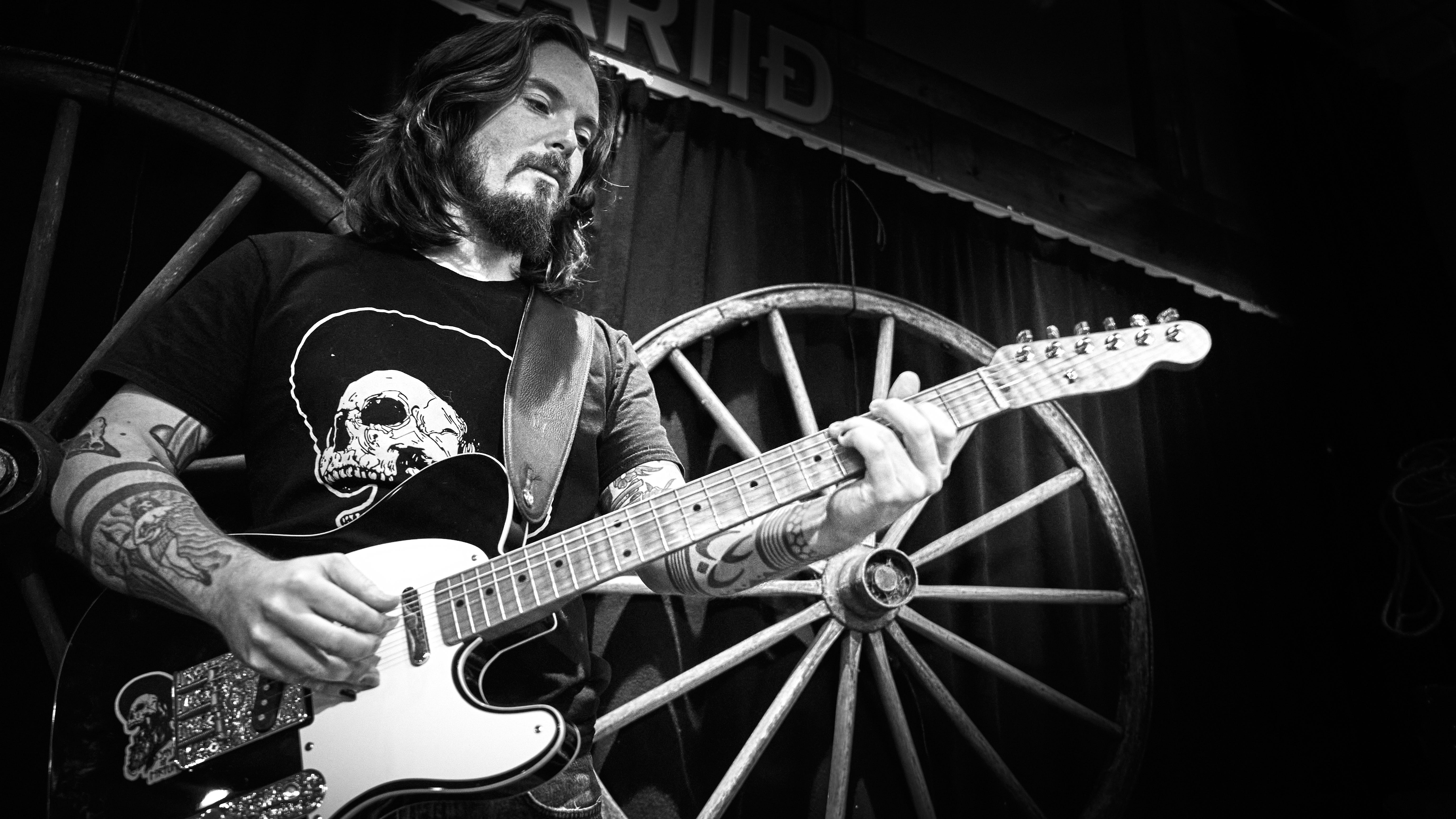 Benjamin fór til USA við gittara á baki at banka upp á dyr | Kringvarp ...