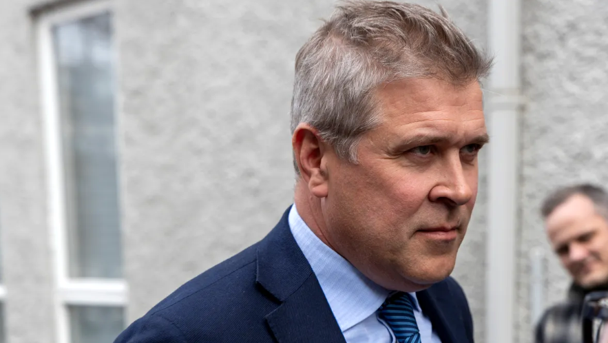 Royndur og umstríddur politikari verður væntandi forsætisráðharri ...