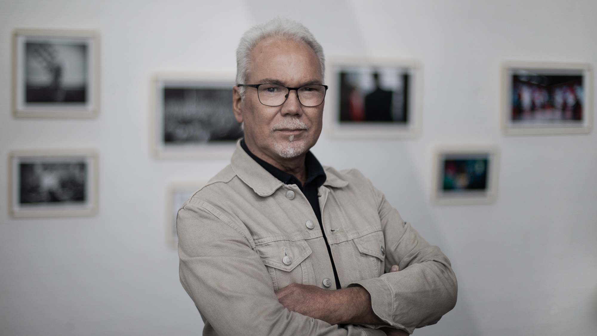 Bjarni vísir ævinleikan í løtuni við sínum fotomyndum | Kringvarp Føroya