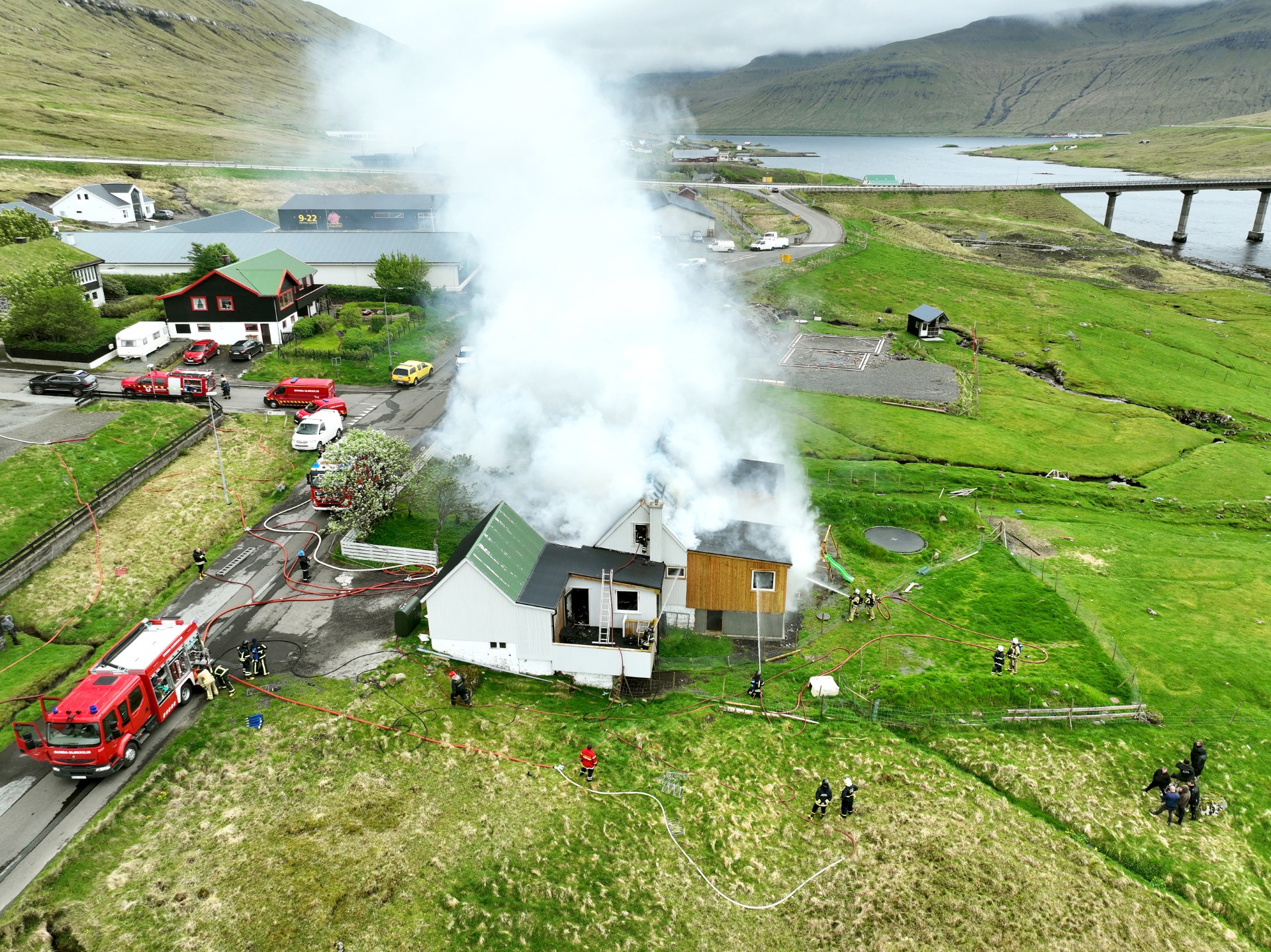 Flyta fólk burtur undan roykinum við Norðskála | Kringvarp Føroya