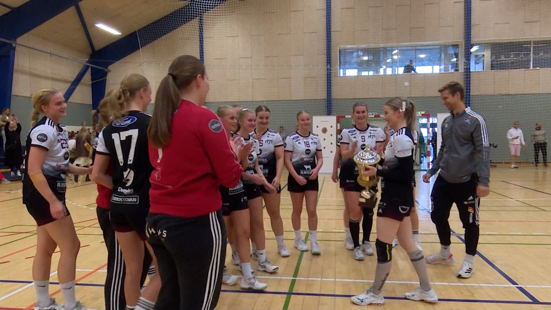 H71 vísti styrki í stórsigri | Kringvarp Føroya