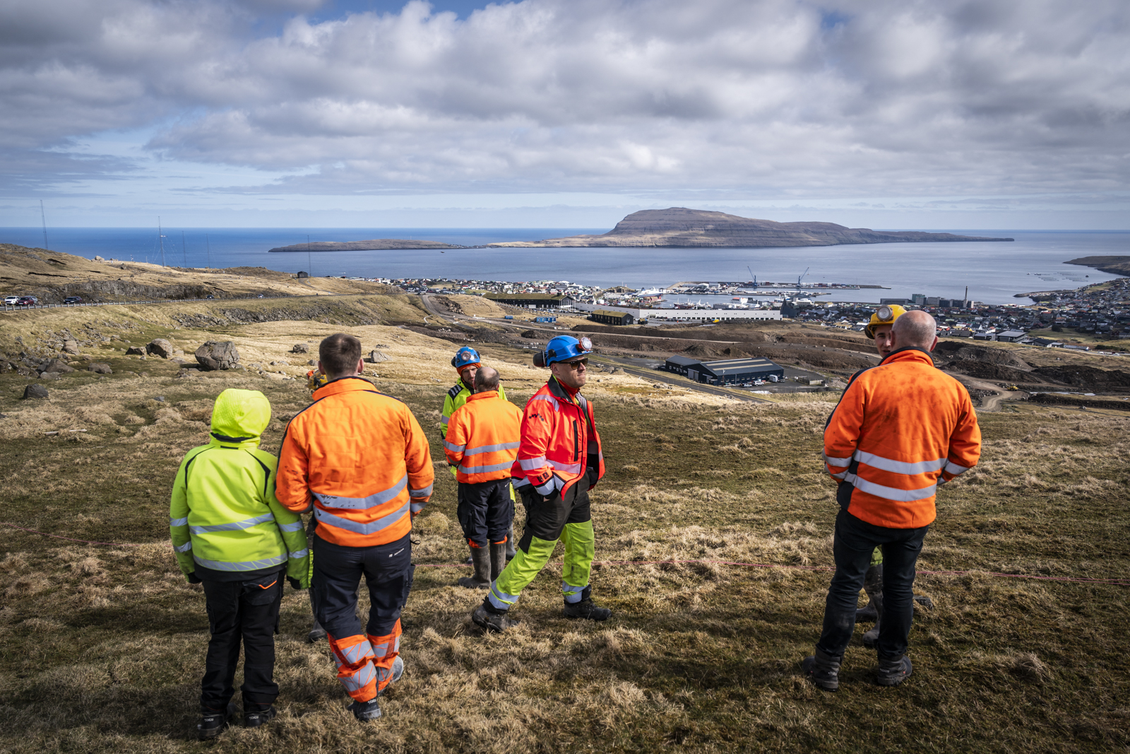 So er hol ígjøgnum undir Húsareyni | Kringvarp Føroya