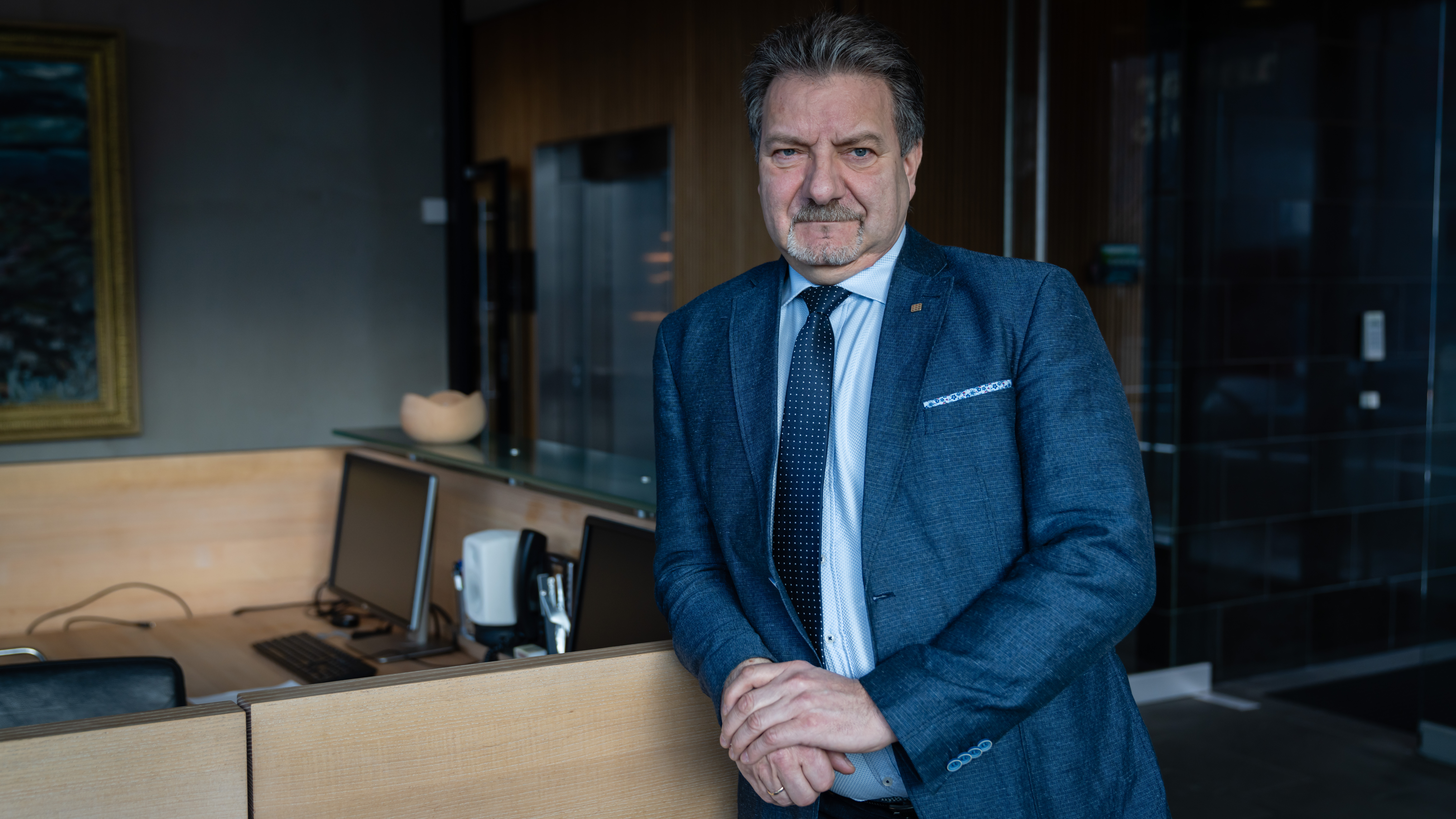 Johan Dahl spyr um netið hjá SEV | Kringvarp Føroya