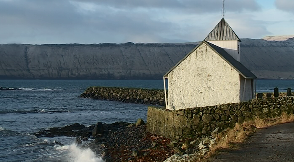 Kirkjan og múrurin fara í havið | Kringvarp Føroya
