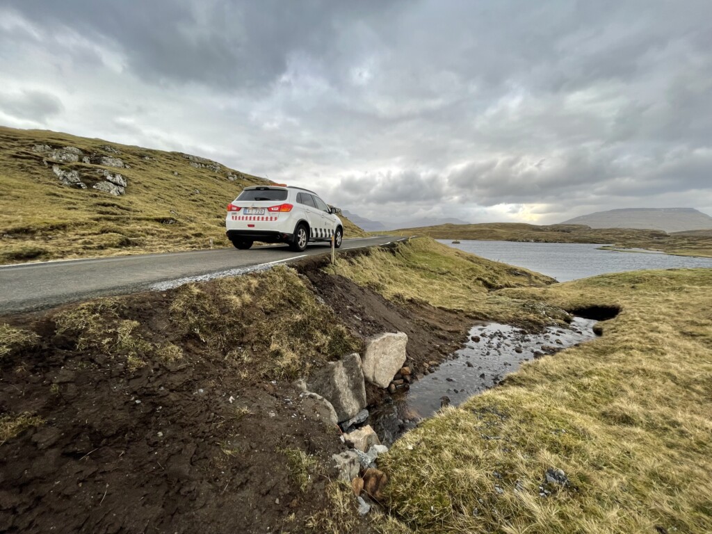 Túsundtals ferðafólk koyra fram við Kornvatni | Kringvarp Føroya