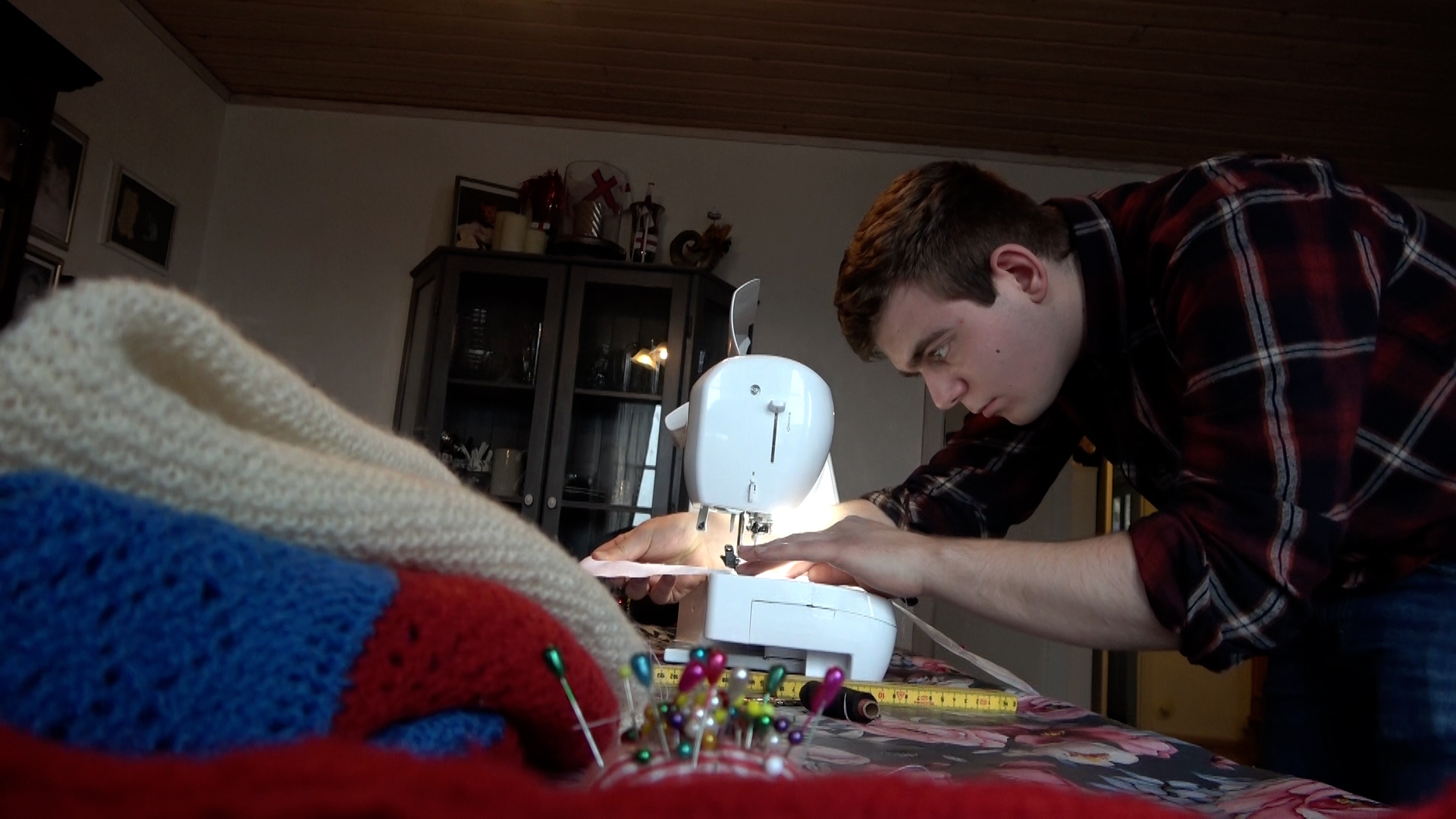 Kristian Jacobsen vevar, bindur og seymar síni egnu føroysku klæði ...