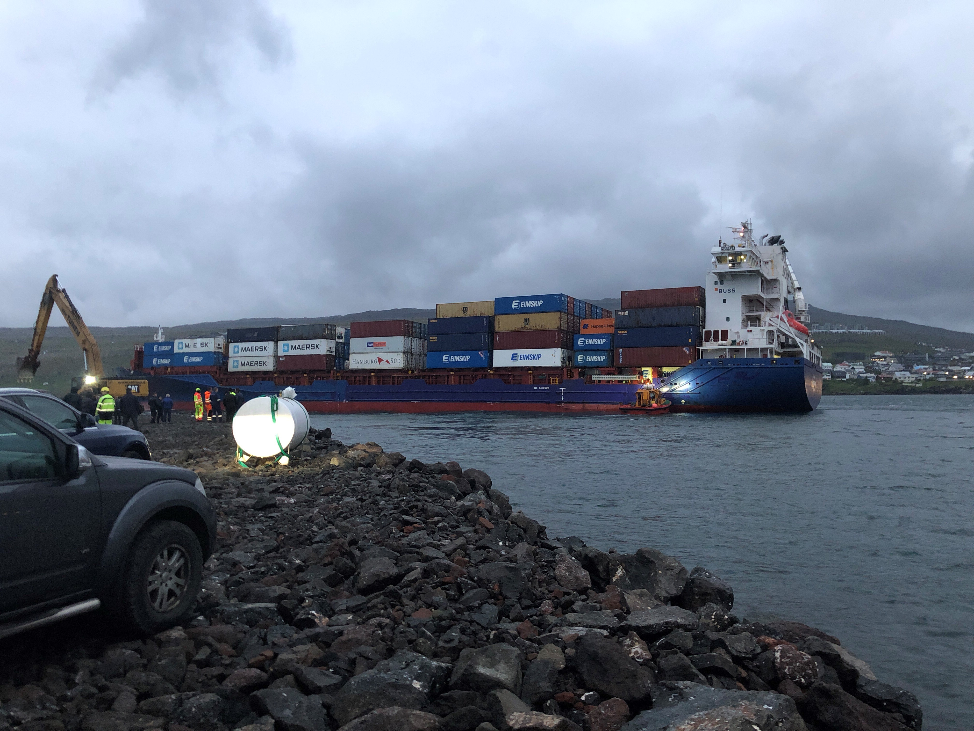 Container ship stuck in rubble mound breakwater | Kringvarp Føroya