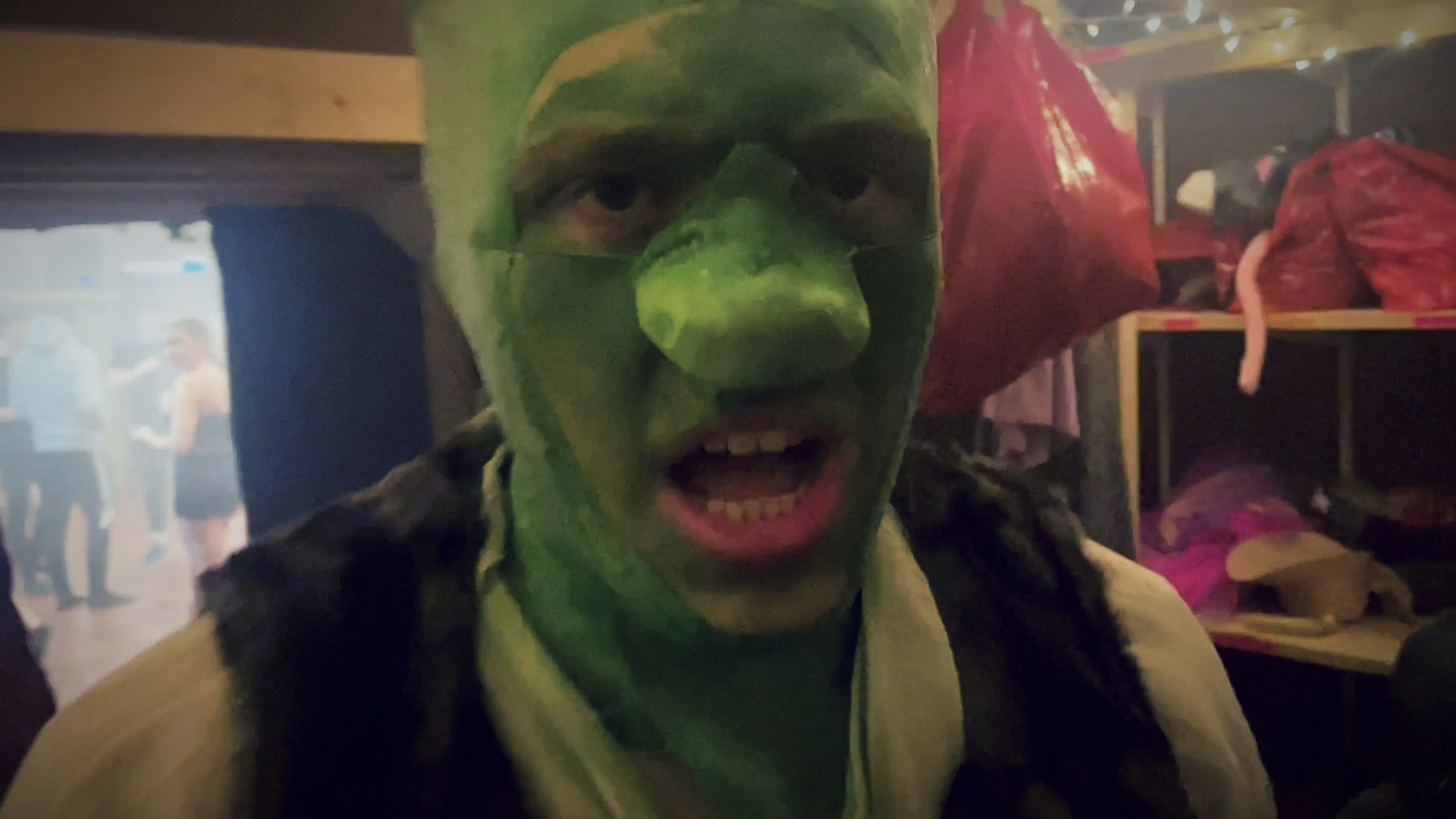 VIDEO: Stórur gravgangur eftir at síggja SHREK í Fuglafirði | Kringvarp ...