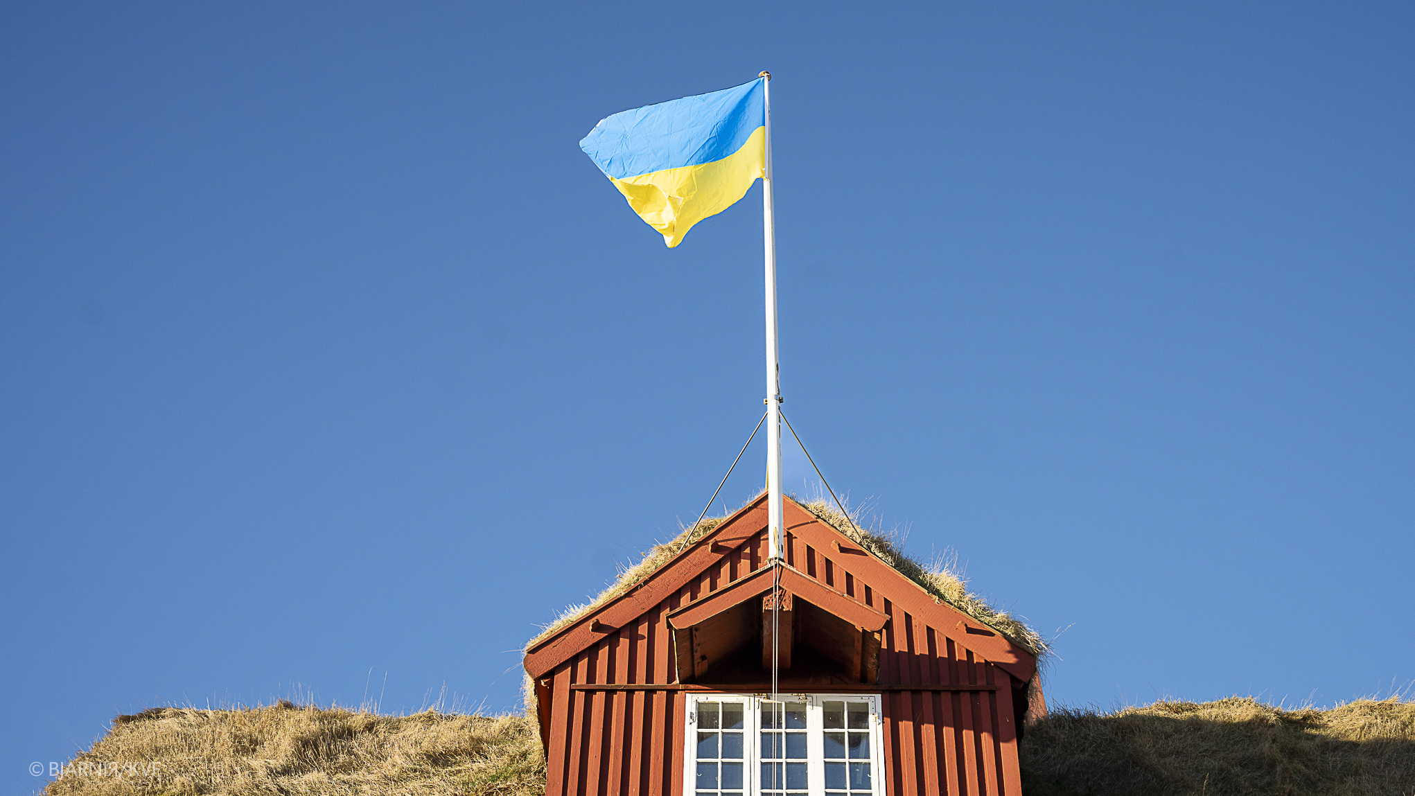 Ukrainska flaggið, ukrainskt flagg í Tinganesi | Kringvarp Føroya