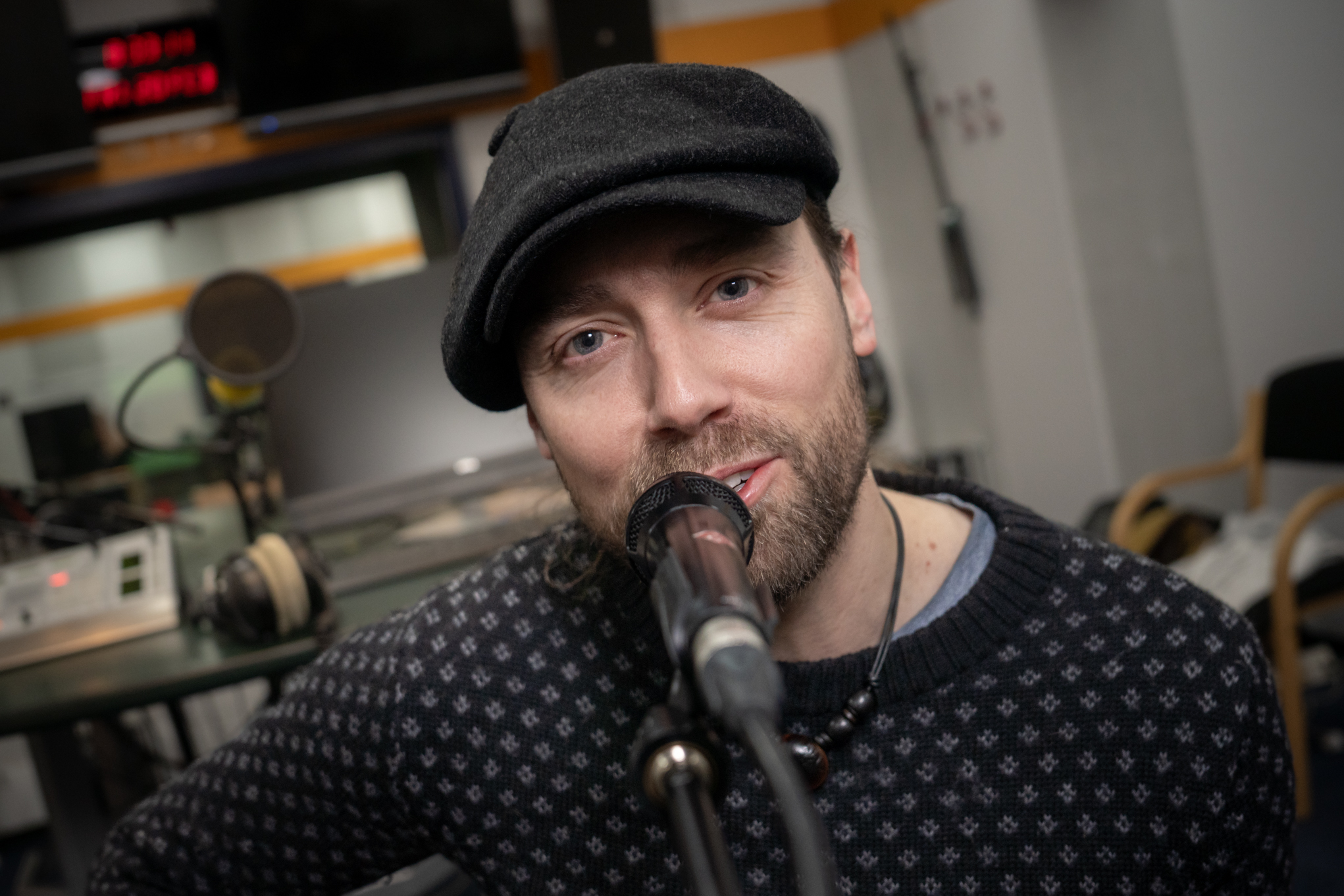 Uni Debess við nýggjum tilfari beinleiðis úr Studio 5 | Kringvarp Føroya