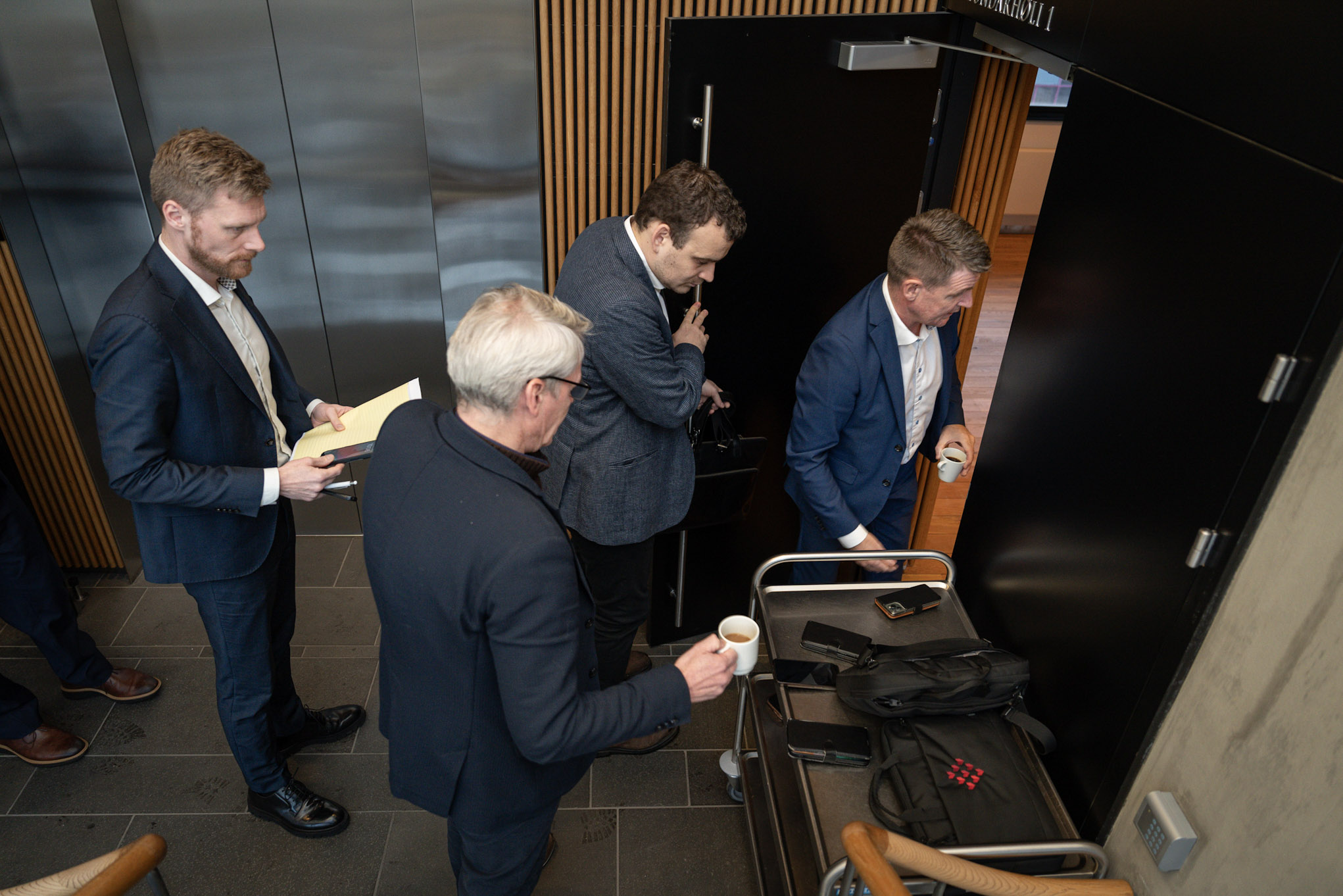Løgmaður og Høgni Hoydal boðsendir á fund í uttanlandsnevndini ...