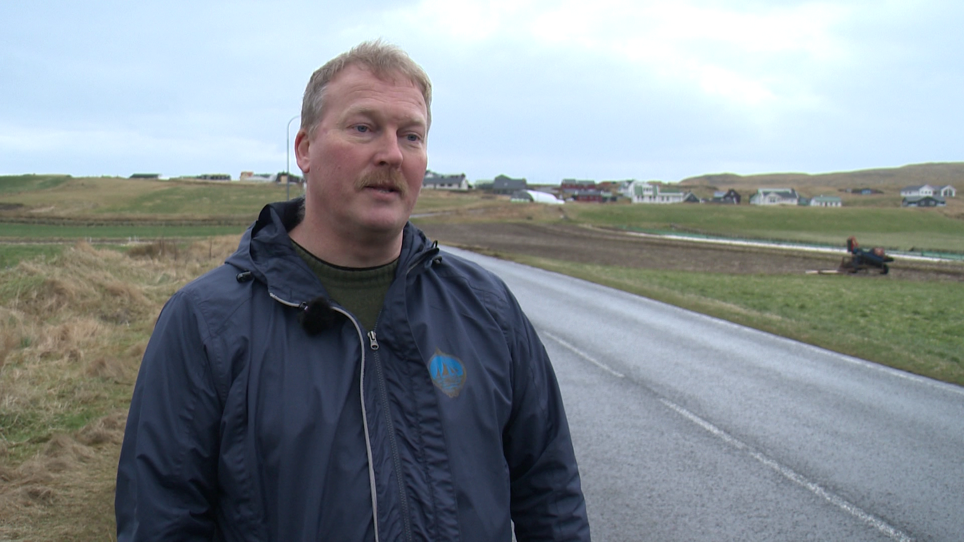 Samt bygdarráð: Eingin vegur gjøgnum bygdina á Sandi | Kringvarp Føroya